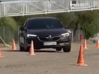 麋鹿测试:别克君威 VS 大众Arteon,谁的操控好,看完就...