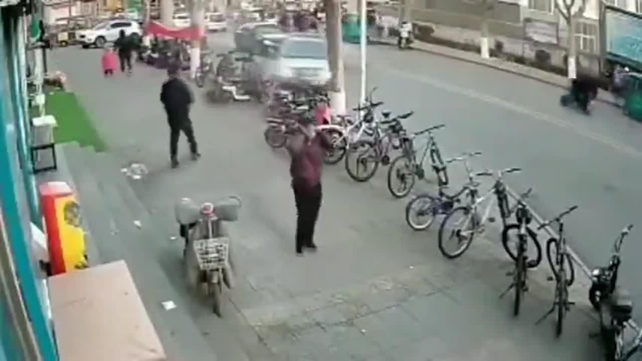 路虎一脚油门当刹车,一排自行车瞬间全部倒下,监控记录惊险过程