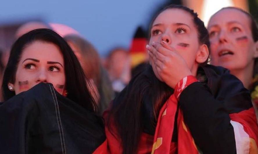 澳洲姐妹来中国旅游,半夜看到这一幕懵了:中国人没事吧?