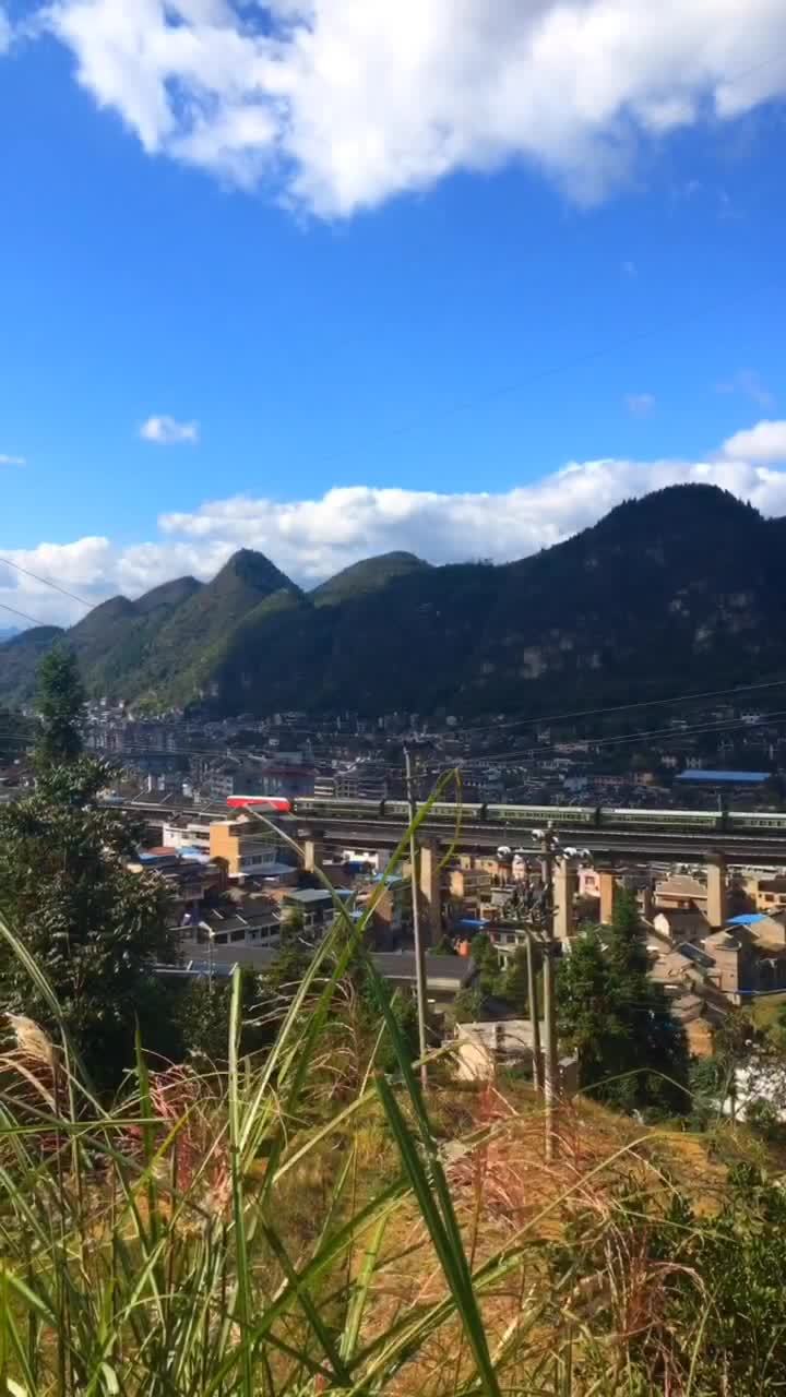 绿皮火车从美丽的小镇穿过贵州旅行