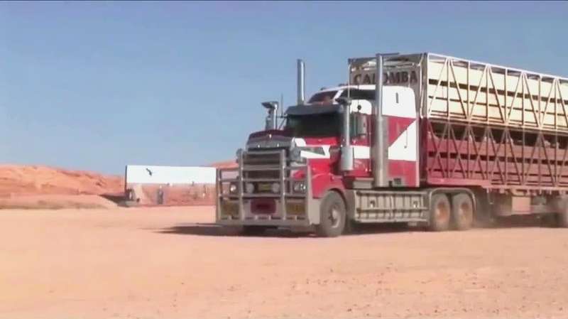 澳大利亚公路列车,一辆重型牵引车能拖好几台挂车