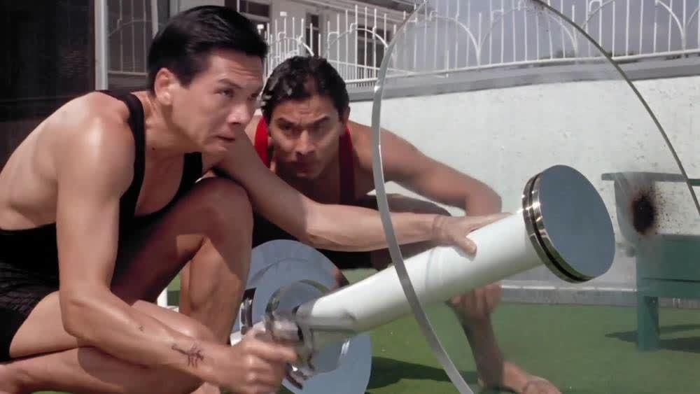 听说这场戏用的是真玻璃,华仔太拼了,直接破门而入