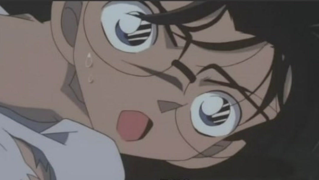 名侦探柯南剧场版,柯南被黑衣人组织逼到跳崖,小兰痛哭失声