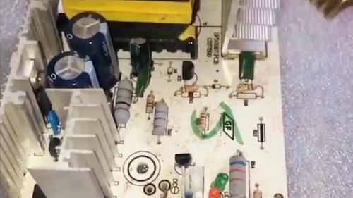 教你一个省钱的小窍门,电车的电瓶坏了不要丢,教你一招自己就可以修好