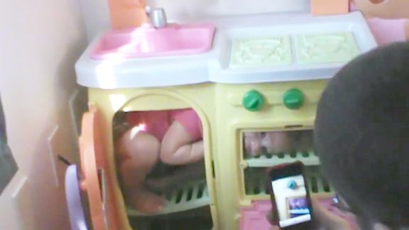 宝宝被卡在玩具柜里,结果爸爸拿着手机拍照:是亲生的吗