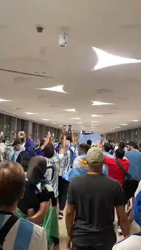 #阿根廷球迷一路高歌进场# 今晚阿根廷vs墨西哥,阿根廷球迷状态昂扬,...