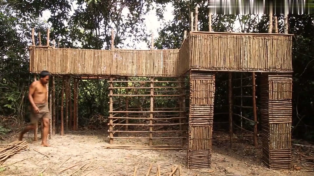 生存牛人把庇护所建造好了,纯木质结构,看起来好结实呀