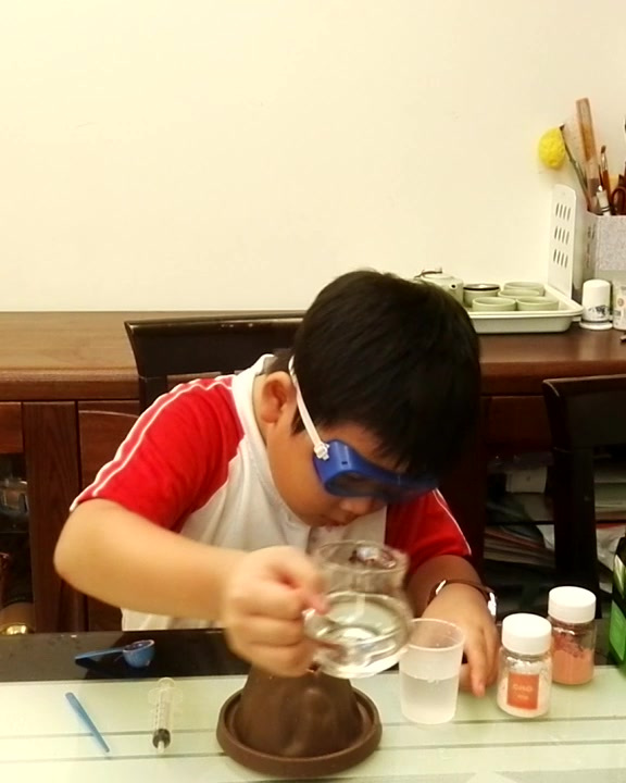 小学生用洗洁精模拟火山喷发的科学小实验