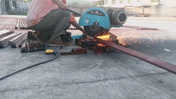 农村做钢结构的师傅在裁材料