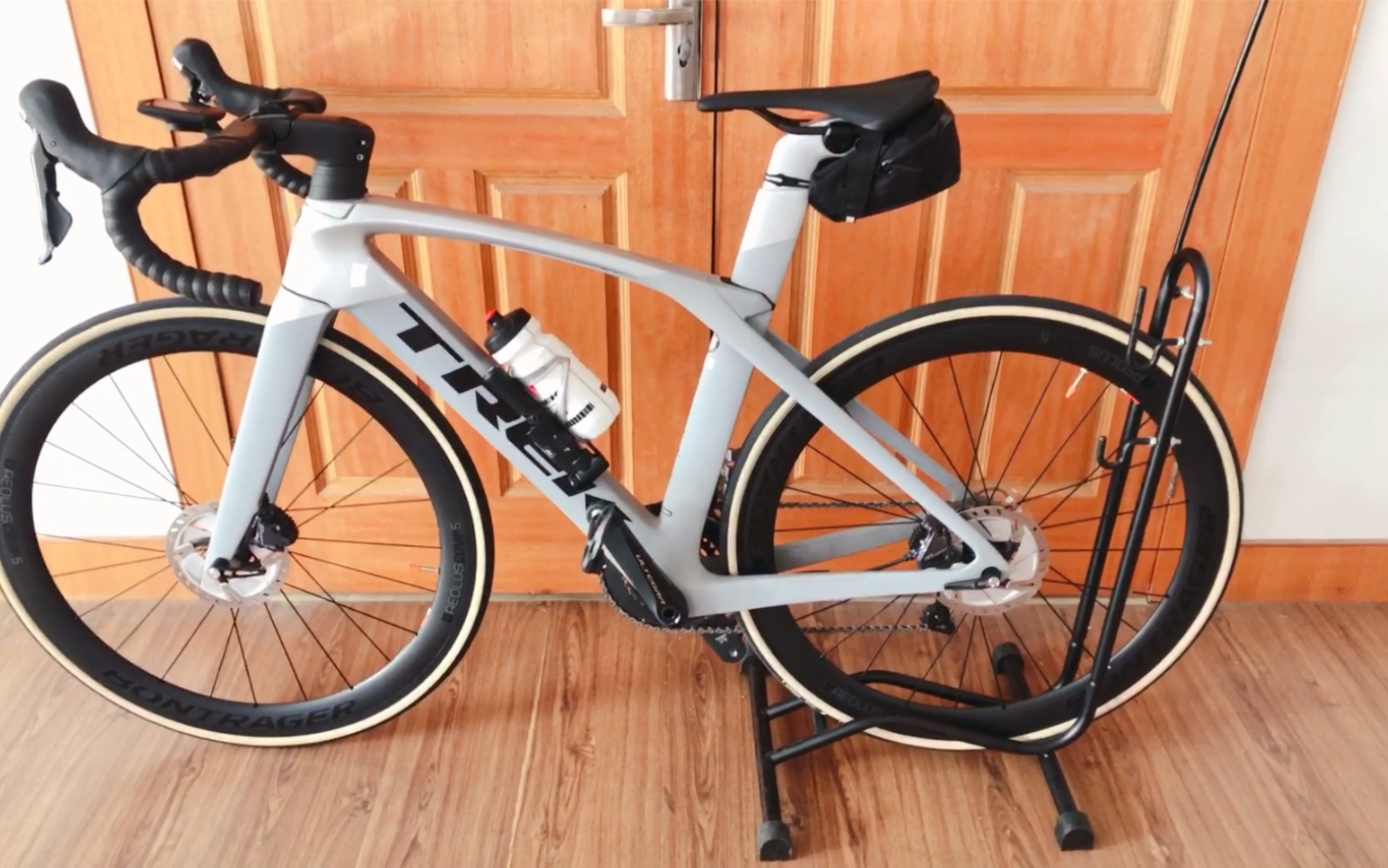 换上黄边胎后还会有人说54码以下吧车像山马吗?Madone SLR6