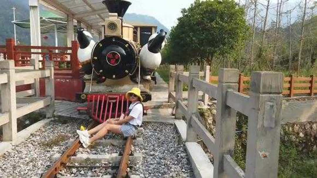 这个小镇不但有变形金刚,而且还有小火车,快来看看火车时刻表