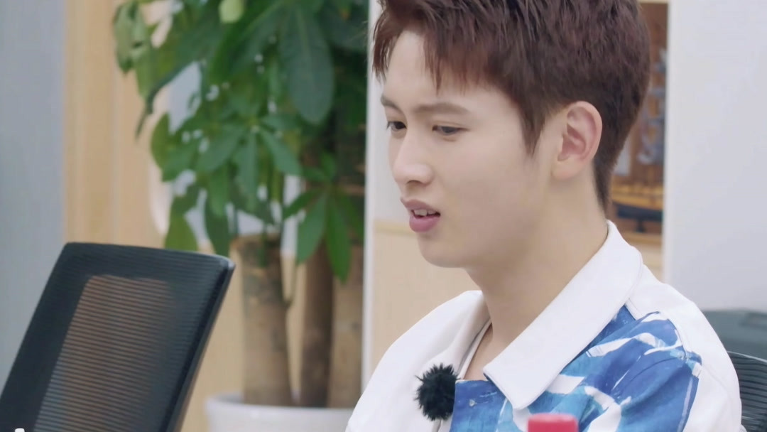 UNINE陈宥维主持复盘会议 高秋梓模仿学生佛系打坐