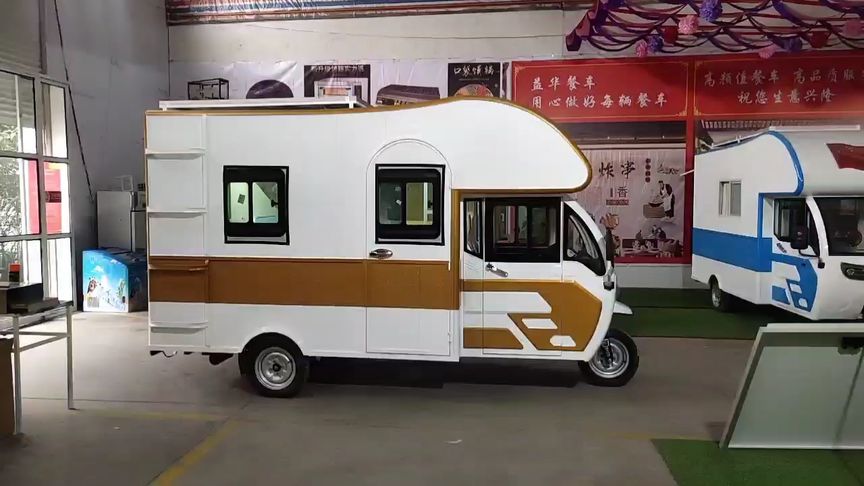 小伙做的电动三轮房车五脏俱全