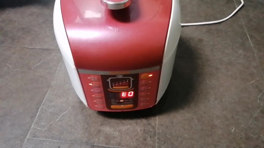 苏泊尔电压力锅故障E0,一般都是盖子上的传感器线断了。