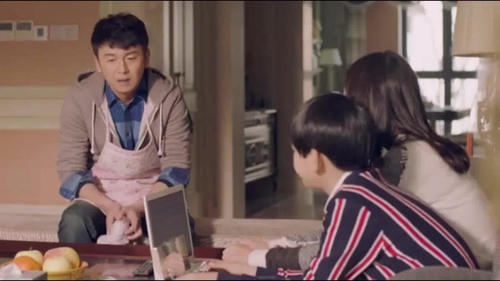 美女雇主没钱了,男保姆教她当家过日子,银行卡积分换日用品