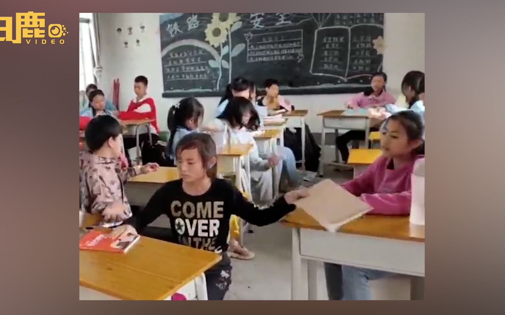 小学生流水线式传书体验父母不易,老师想让学生思考吃生活还是学习...