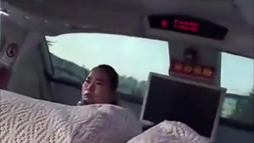 导游强制游客买翡翠:不买别想走出云南