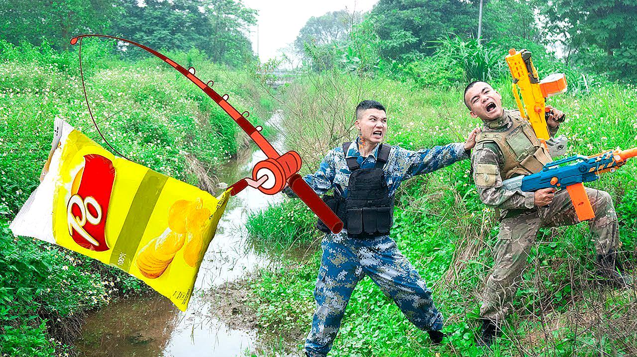 CS真人版:小伙子钓到了一把超级玩具枪!