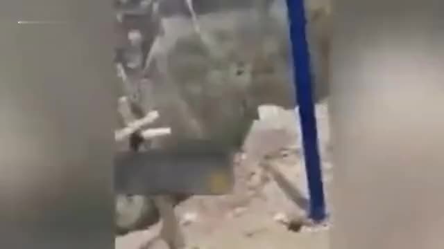 惊险!俄罗斯两名女孩荡悬崖秋千绳索断裂 双双被甩飞掉下崖边