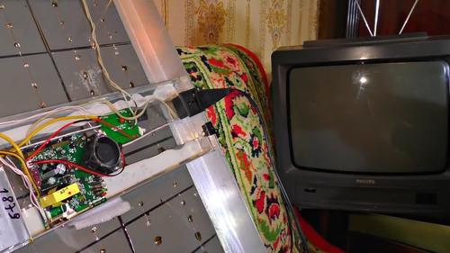 小伙自制太阳能发电板,拆31部旧手机锂电池当电容,太实用