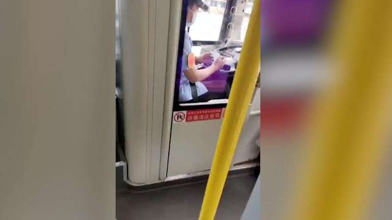 辽宁一公交车司机边开车边打游戏,公司:罚款1000元,解除劳动合同