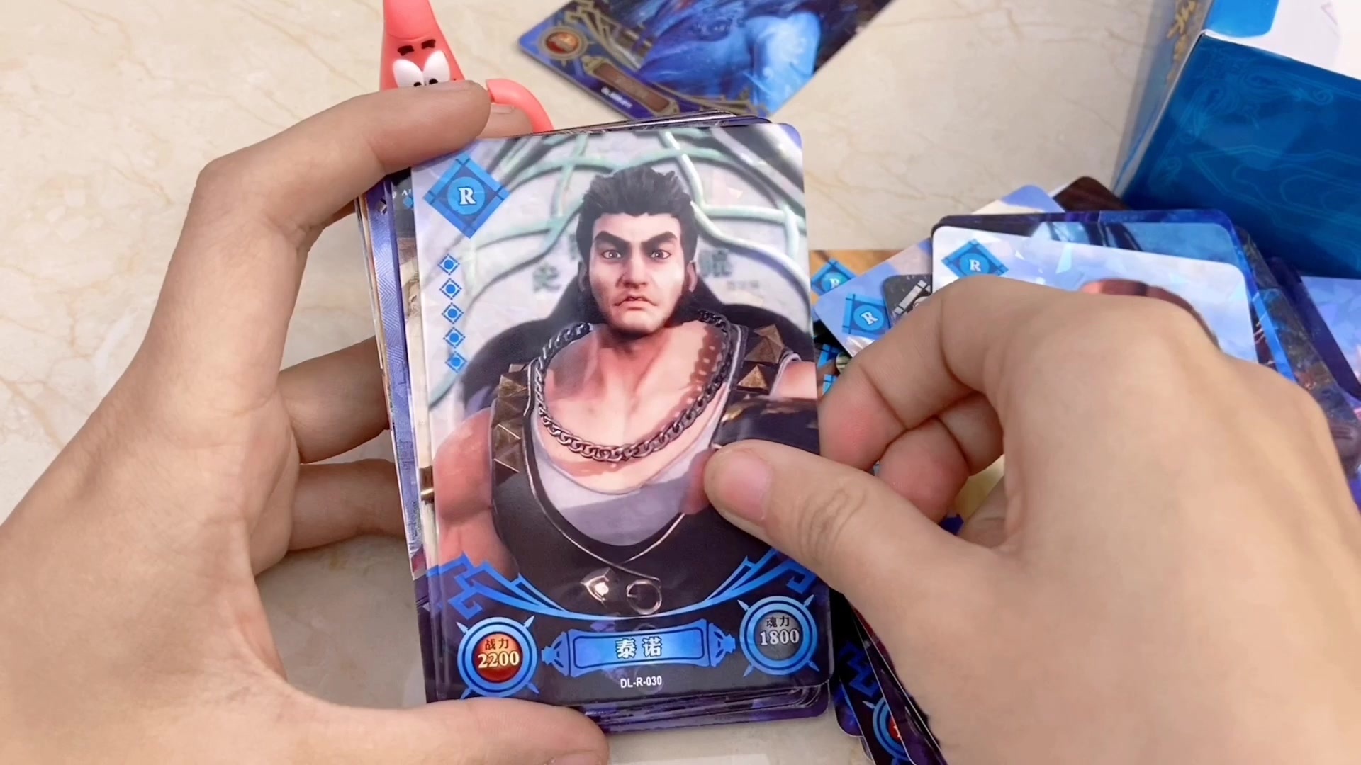 测评斗罗大陆豪华版,半盒拆到5张稀有卡牌,和奥特曼一样!