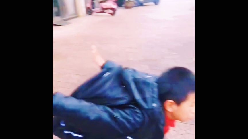 小朋友这模仿的还挺标准#搞笑视频