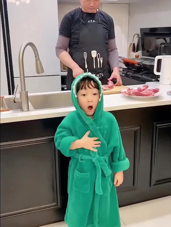 宝贝～排骨汤要炖起来咯卡点换装 爆米花变装 上热门 家有萌娃