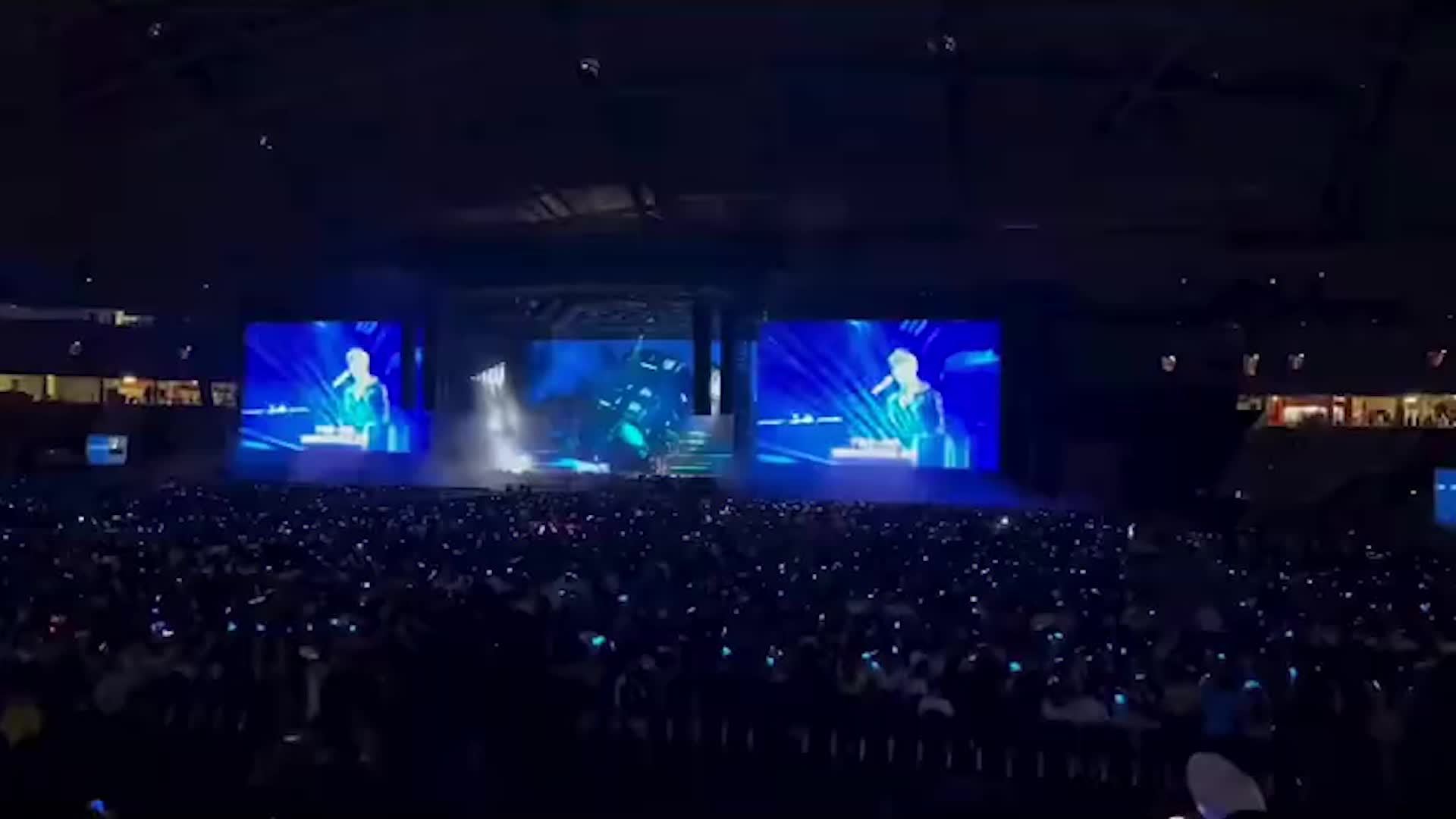 周杰伦新加坡演唱会遭吐槽略显敷衍:请了许多嘉宾,自己没唱几首