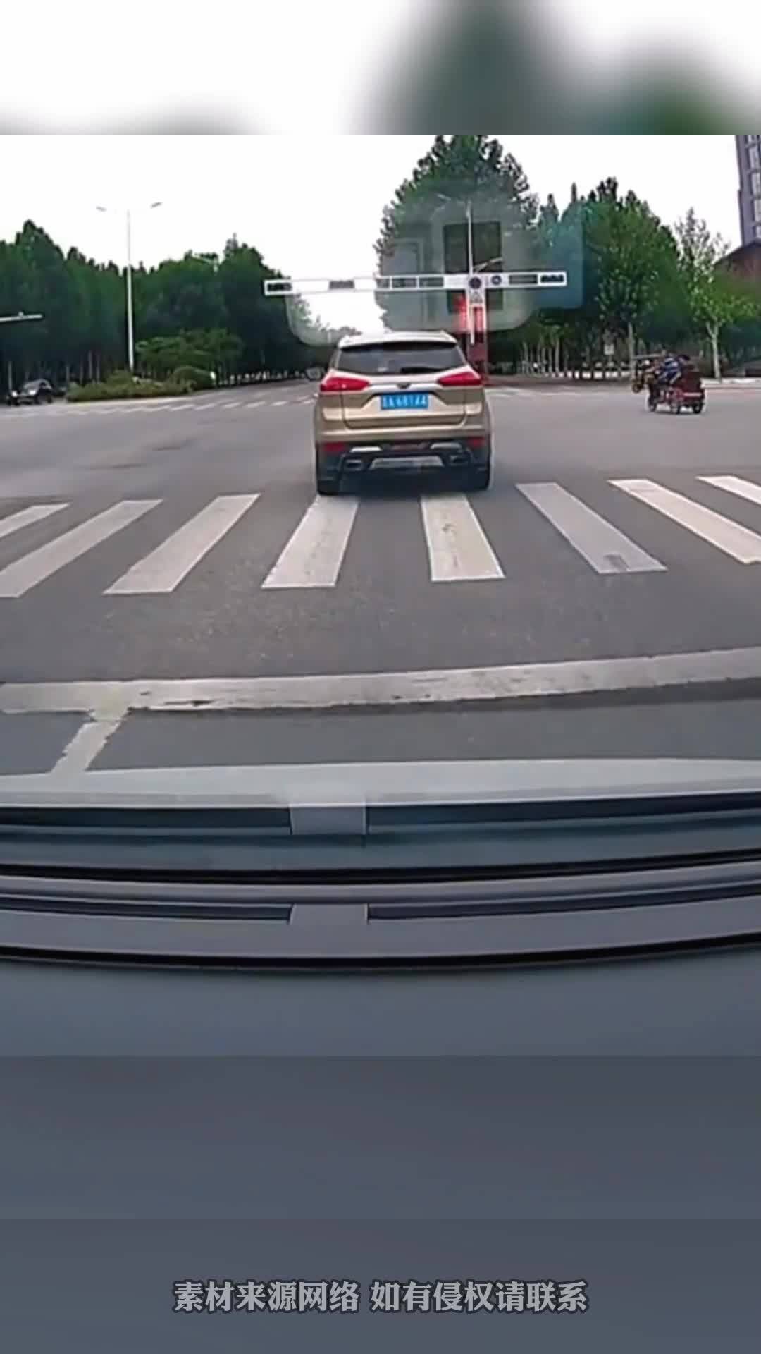 汽车绿灯起步加速超车,电动三轮车闯红灯横穿马路