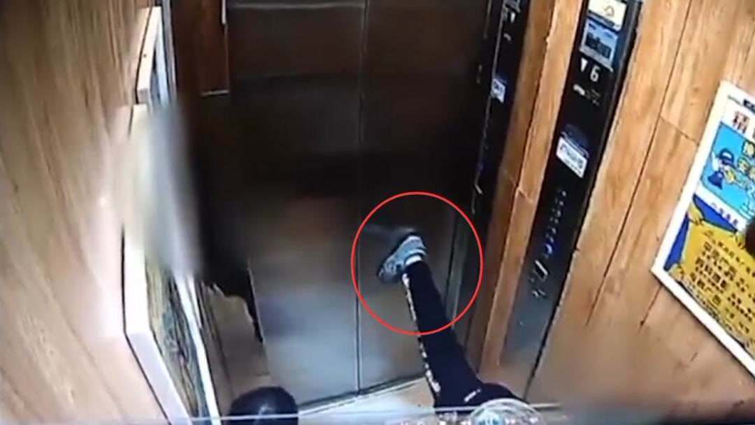 监拍:熊孩子脚蹬电梯门引发事故