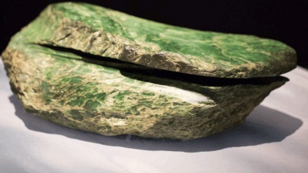 这结局当真吓人! 200万买的翡翠原石, 竟切出80多条冰种手镯