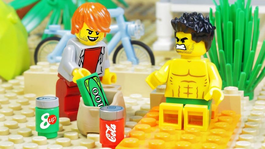乐高积木动画:乐高机器人骑自行车购买可乐 海滩度假村旅游