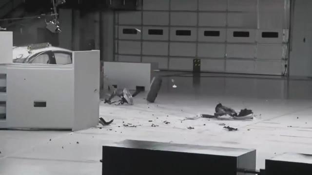 碰撞测试:沃尔沃S60的A柱没变形,不愧是最安全的汽车!