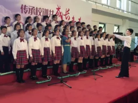 预备10班合唱《让我们荡起双桨》