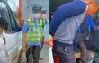 老乡挤老乡两眼泪汪汪!司机图省事将10人塞进6座面包车