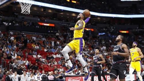 这才是投篮练习,湖人队的投篮训练,詹姆斯又现颠投三分