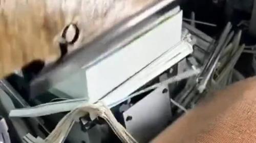 车间制作书本的师傅,切割整齐是操作的开始,不然很容易切坏浪费!