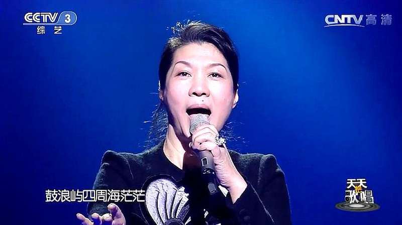 歌手张暴默演唱《鼓浪屿之波》歌喉清亮,非常动人