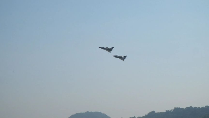 珠海航展八一飞行表演队,歼10多机编队,三机编队,双机起飞