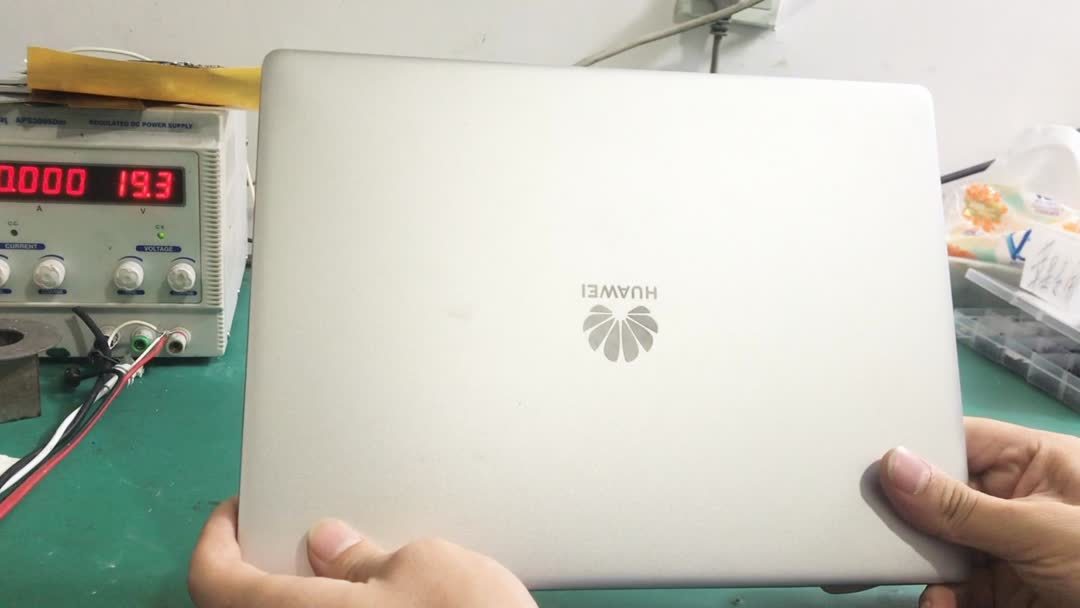 华为MATEBOOK13笔记本进水,屏接口烧一个洞,维修厮很无奈