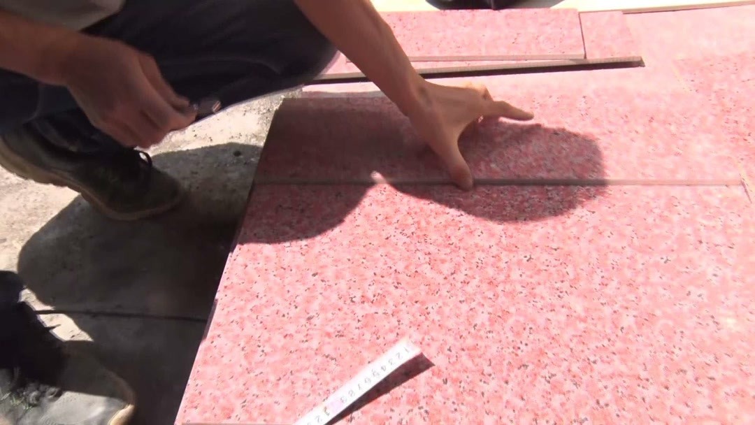 装修师傅妙用玻璃刀切割地板砖,不费吹灰之力就把砖给切开了