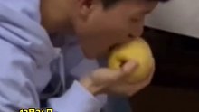 男生吃各种水果直接用嘴啃皮,被室友拍成合集,“用刀削的太慢了”