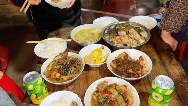 湖南偏远山区简单的年夜饭,人烟稀少完全没有年的感觉,就这样吧