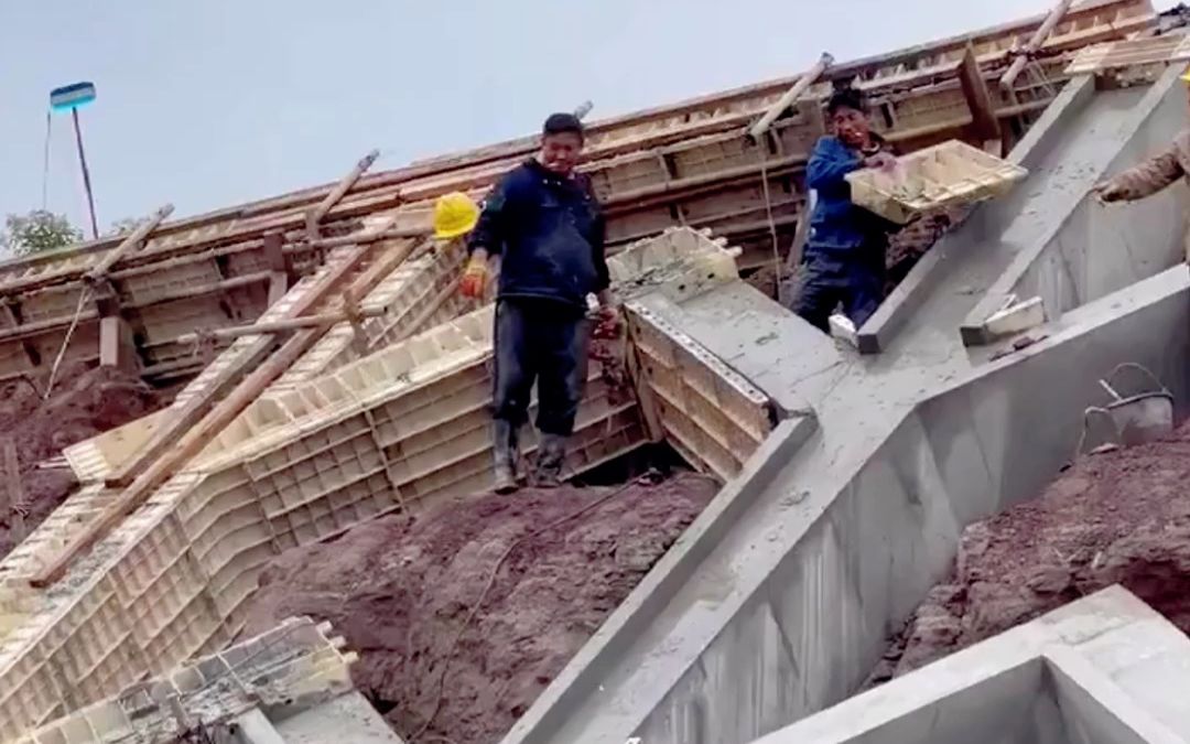 人字拱形塑钢模板拆模现场