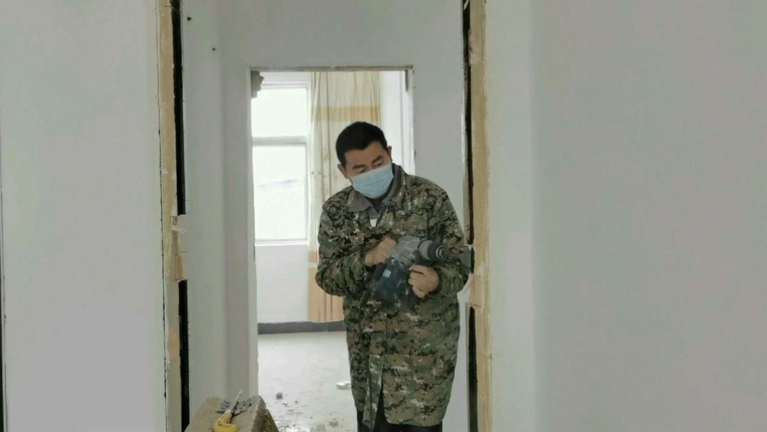 怎样拆掉旧门框不伤墙面,看装修工短时间就能轻松搞定