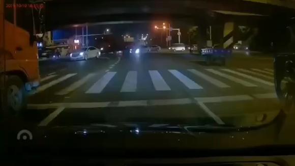 悲剧了,无锡高架桥侧翻,ߙ�ߙ�ߙ