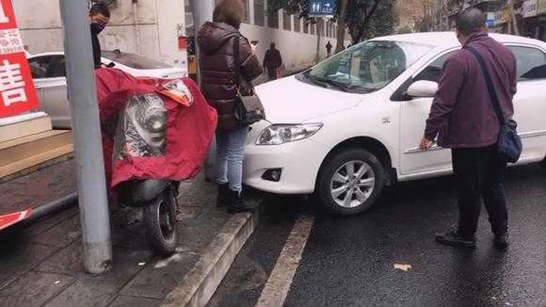 两汽车相撞,司机却并没有相互指责,难道是因为带着口罩不方便?