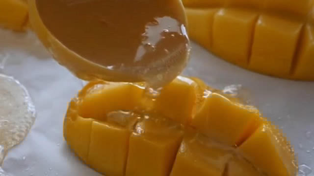 将"芒果花"淋上糖浆后,颜色金黄太诱人了!