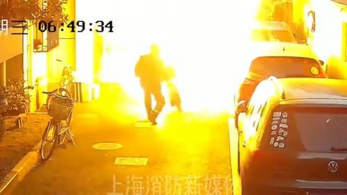 超标电动车2秒爆炸,大叔万万没想到,火速会如此猛烈!